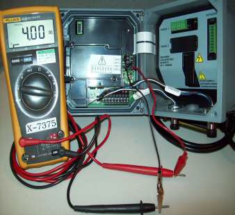 How do you calibrate the analog outputs on sc200 controller?